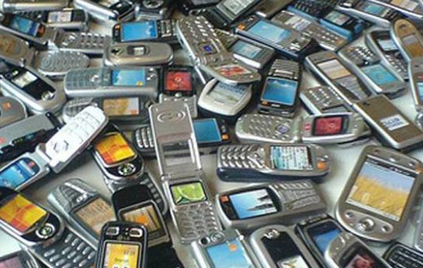 80-year-old pilgrim robs 100 mobile phones - Emirates 24|7