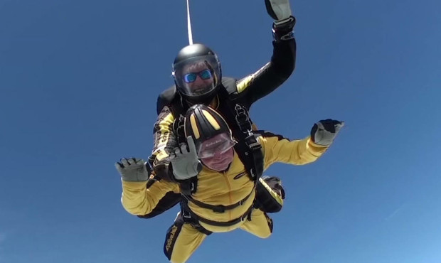 British WWII veteran, 101, breaks skydiving record - Emirates 24|7
